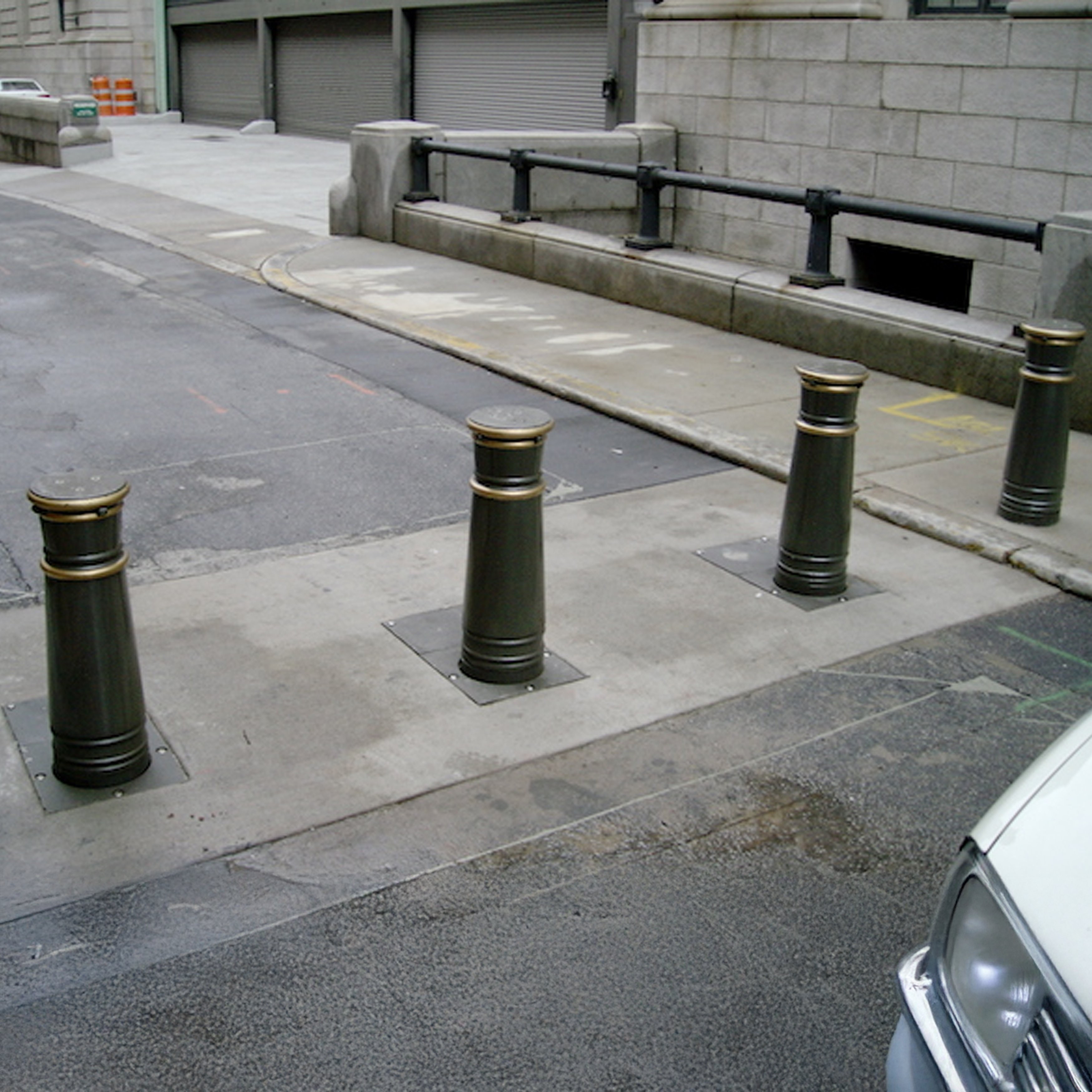 Delta Scientific 2-Bollard System - (Set Of 2 Retractable Bollards ...