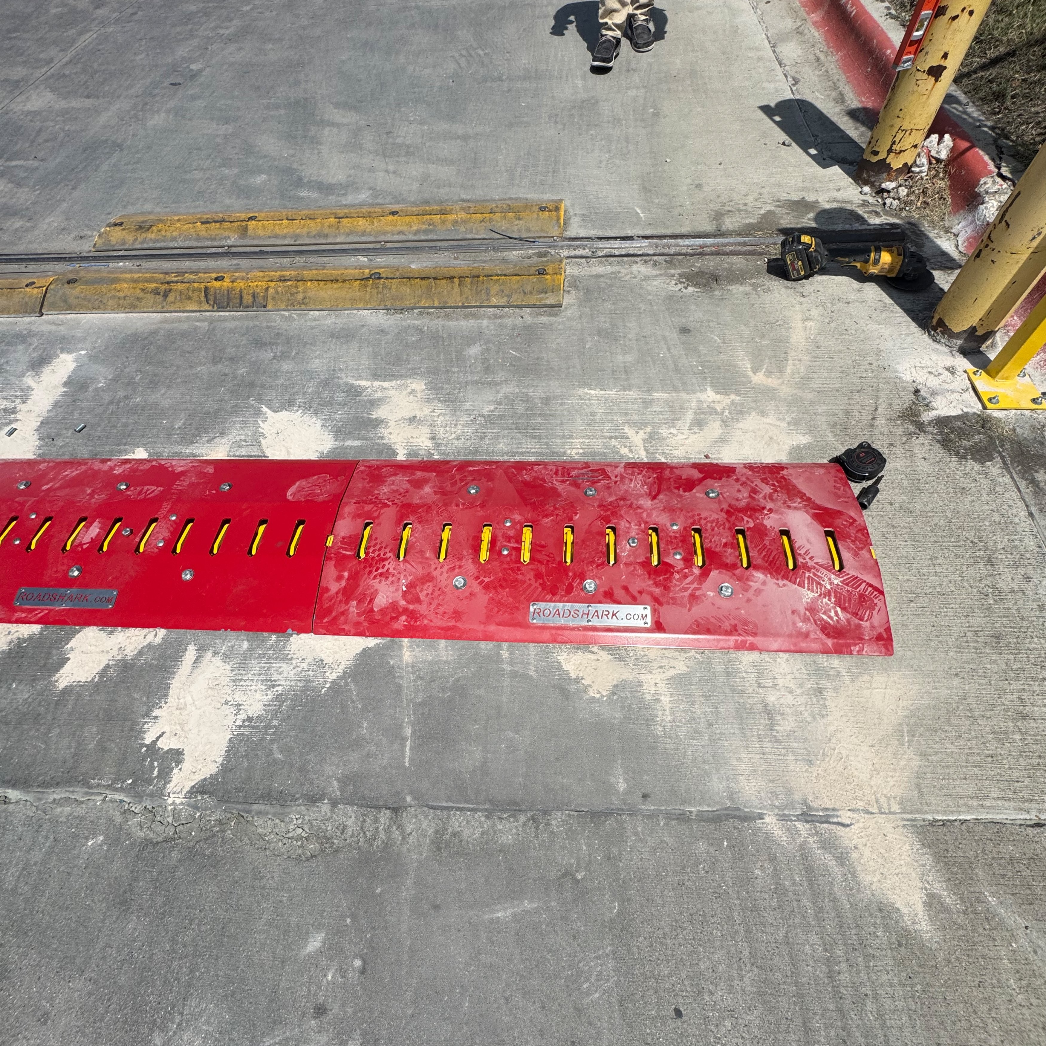 Roadshark Tiger Teeth 48" Traffic Spike (1/4" Coverplate) - Powder ...